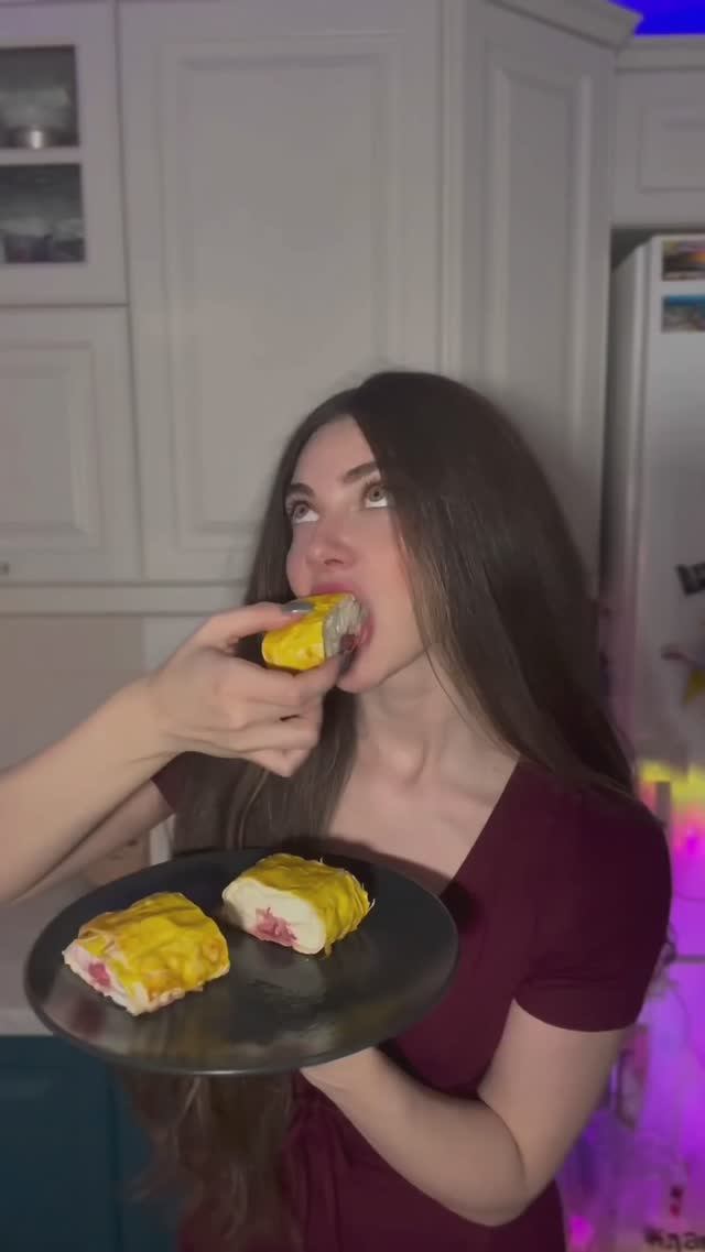 Клубничный ролл  1️⃣0️⃣0️⃣г белка #рецепты #клубничка #творог #белок #ппрецепты #пп #вкусноипросто