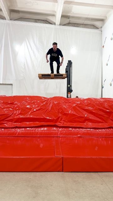 Первый прыжок на подушку и сколько эмоций! #shorts