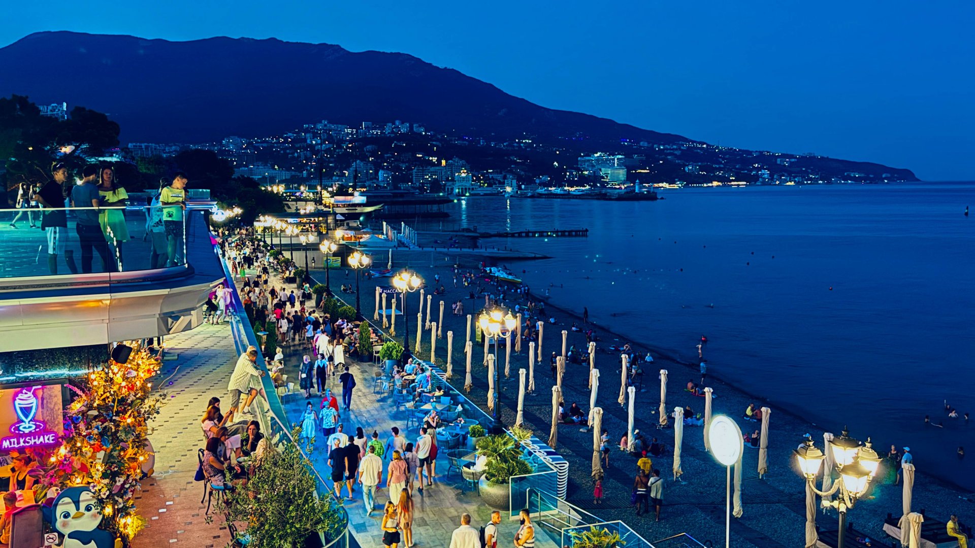 Вечерняя Ялта. Аншлаг. Без комментариев. Прошлись по всей Набережной. Отдых в Крыму 2025