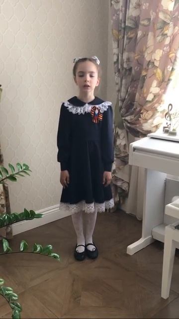 Никанорова Александра 1Б класс  Римма Казакова _ На фотографии в газете...