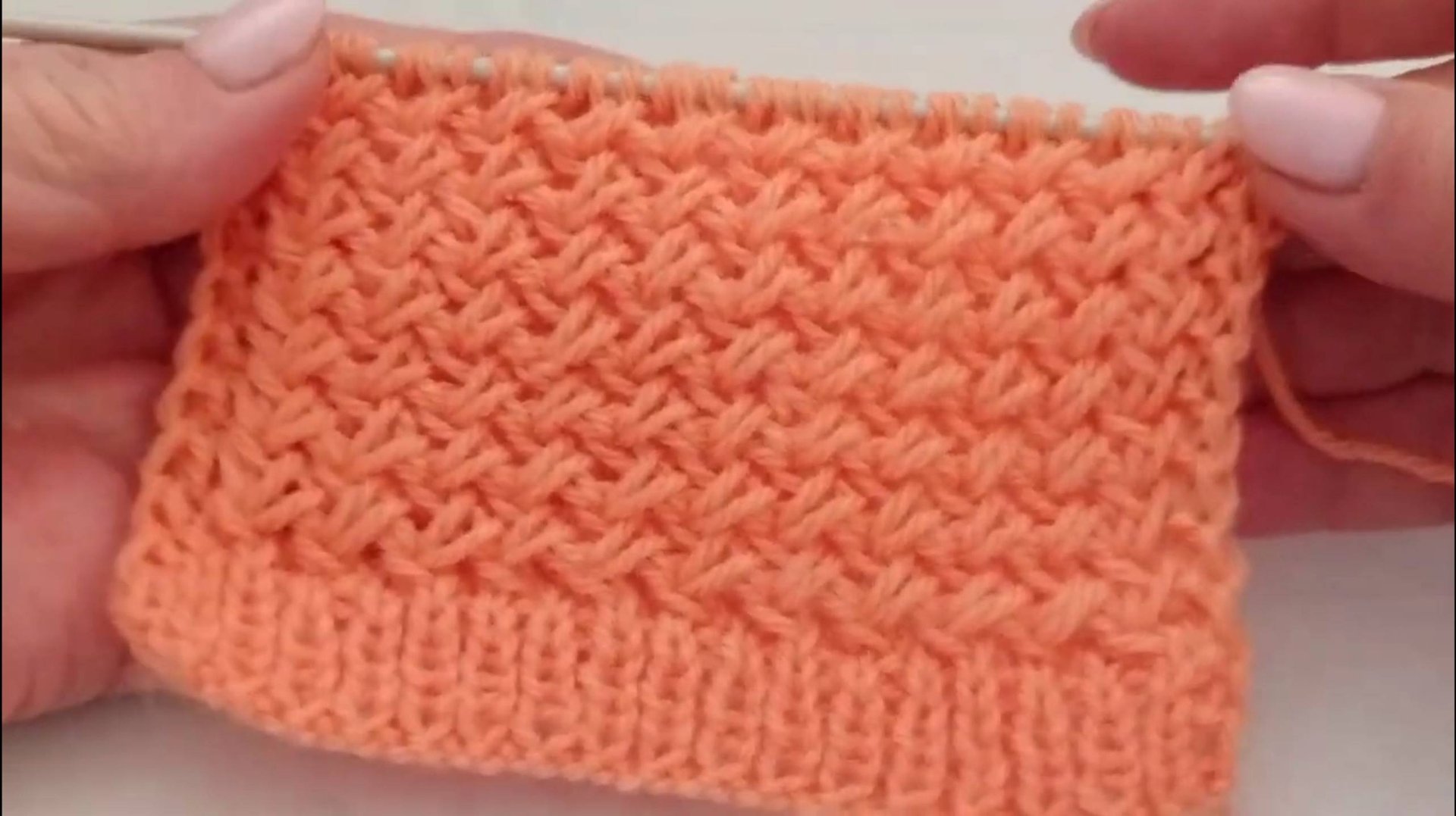 Универсальный и красивый плотный узор спицами.