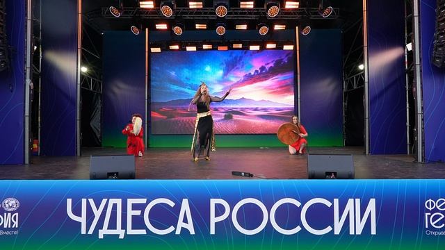 Ольга Золотая и ее Птица Востока в парке Зарядье