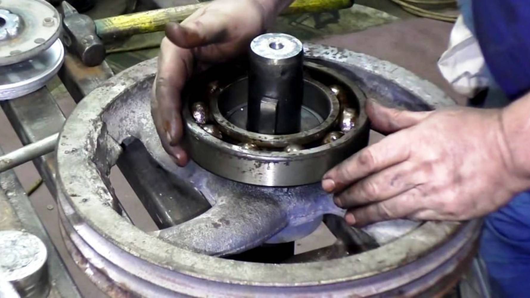 Протачиваю шкив 400мм под подшипник №220. 4К.