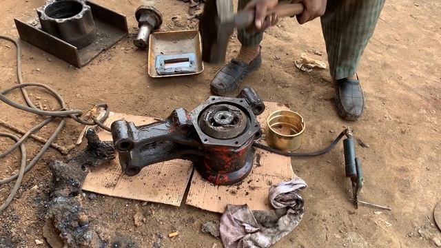 Процесс замены старой втулки подвески.