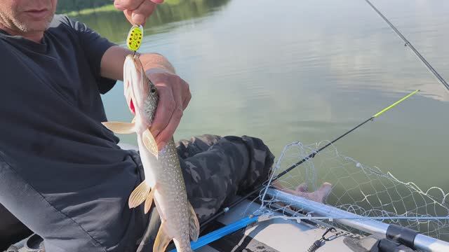 озеро бузим в июле вид с воды  что ловим