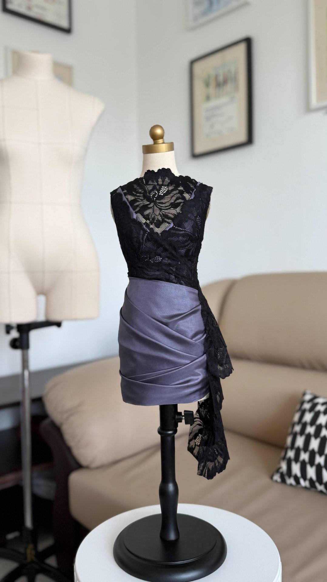 Макетирование: легкая шелковистая ткань и кружева с цветочным принтом создают неповторимый силуэт