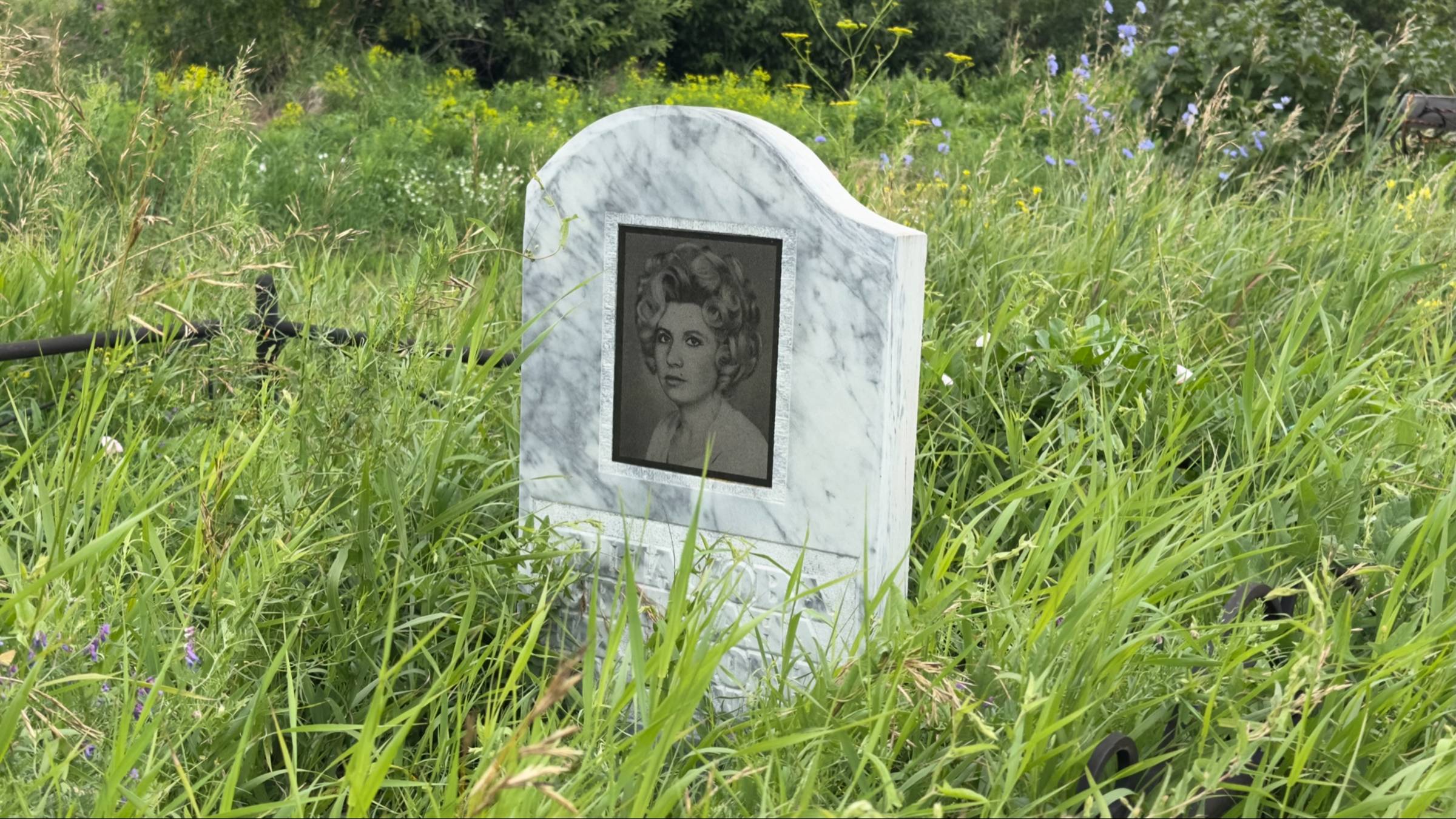 ТЕЛЕВИЗОР НА ПАМЯТНИКЕ. КЛАДБИЩЕ ПЕТРОПАВЛОВСК!