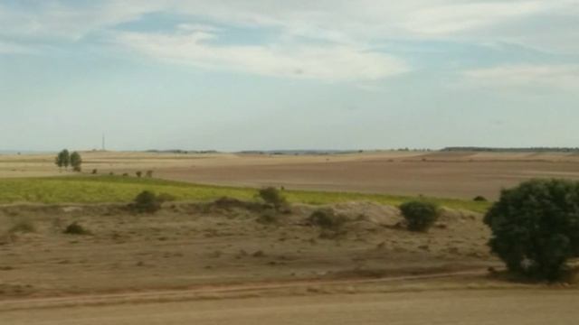 Высокоскоростной поезд AVE в Испании - вид из окна.