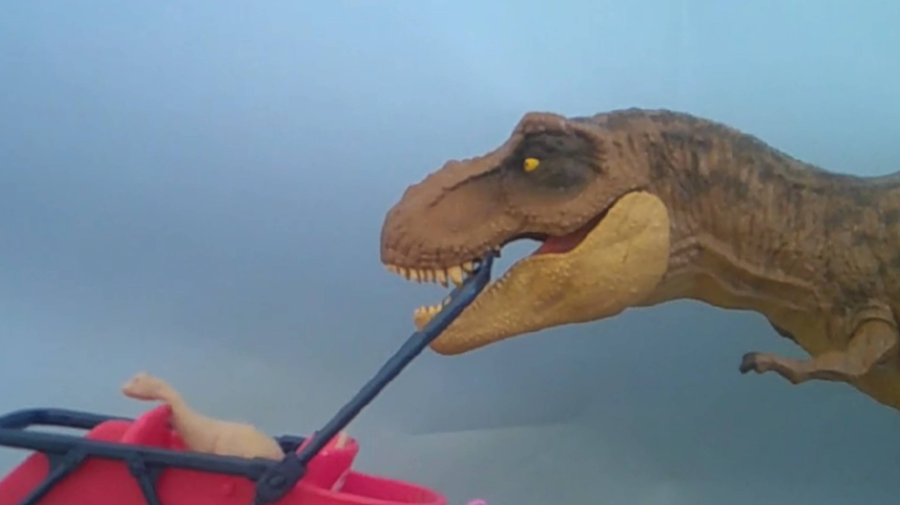 Смешные видео о динозаврах - Ти-Рекс выгуливает своего детеныша.