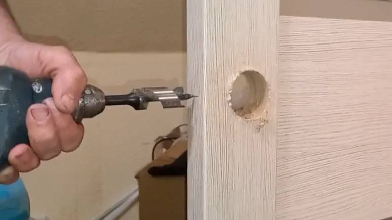 Ругаюсь на монтажную пену и врезаю замок