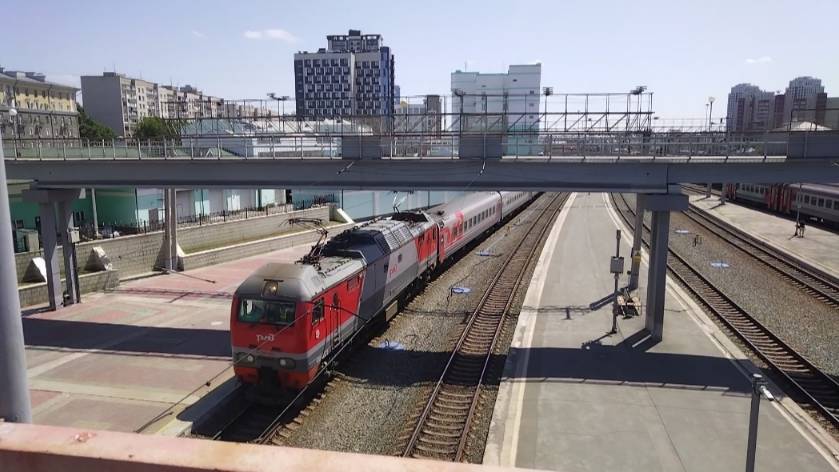 ЭП2К-051 с поездом №126 Тюмень-Новосибирск прибывает на станцию Новосибирск-Главный