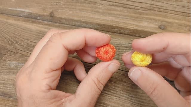 1 Объëмная ягодка крючком на бурдоне