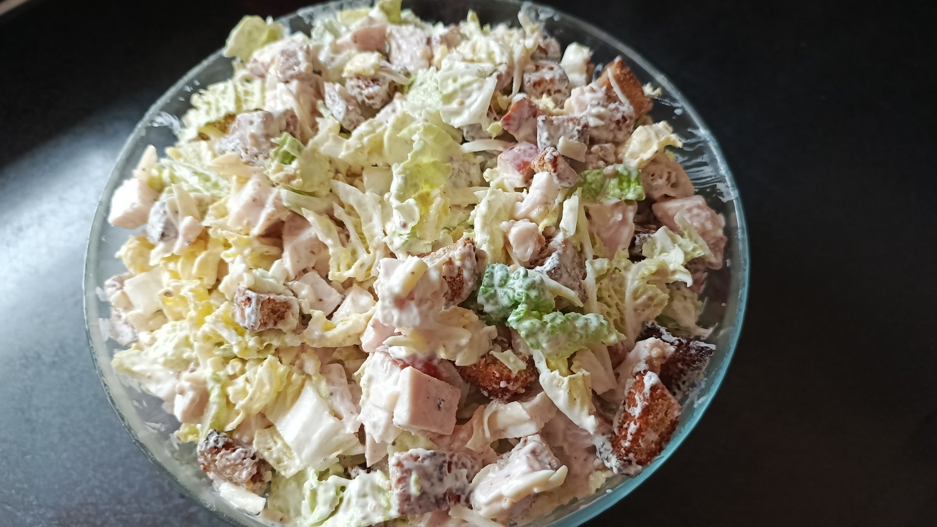 Очень вкусный салат с пекинской капусты, куриного филе и твердого сыра.