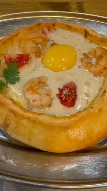 Хачапури по аджарски с креветками.