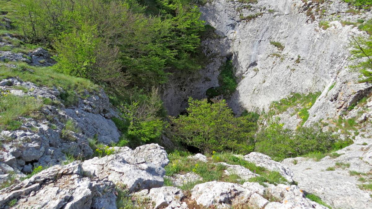 Пещера Бездонный колодец. Чатыр-Даг. Крым.