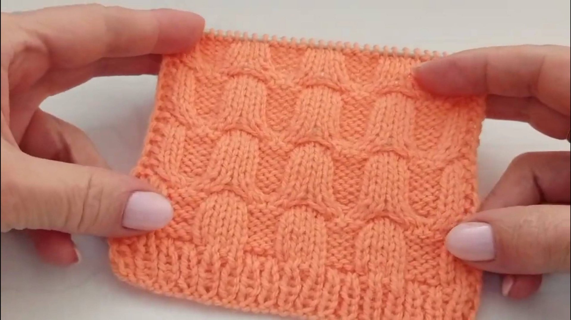 Узор _Колокольчики_ спицами поворотными и круговыми рядами.