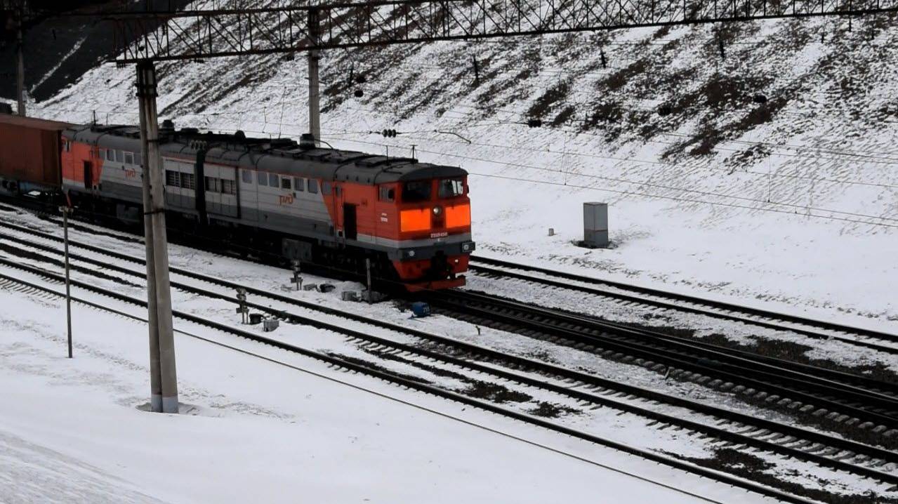 Тепловоз 2ТЭ10У-0340Б/0540А с контейнерным поездом.