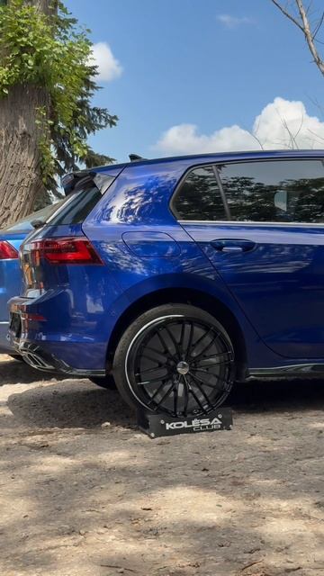 Volkswagen Golf 8 R-Line на примерке дисков в 18-ом диаметре