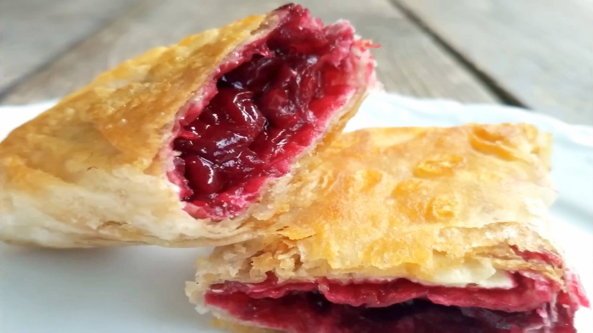 Вишнёвые мини-штрудели на сковороде – быстро, вкусно и хрустяще!