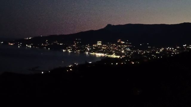 Вечерняя Ялта со стороны предгорий Роман-Коша