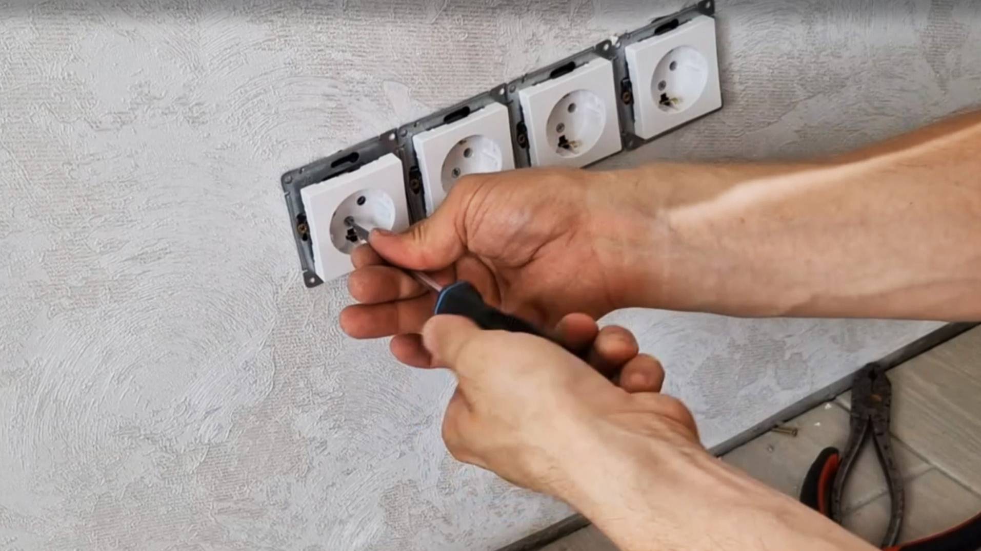 Установка розеток в доме своими руками, как подключить, закрепить подрозетник, видео инструкция.