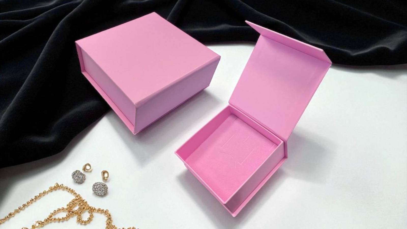 Упаковка на магните ювелирная для комплектов 9.5 х 9.0 х 4.0 Светло-розовая