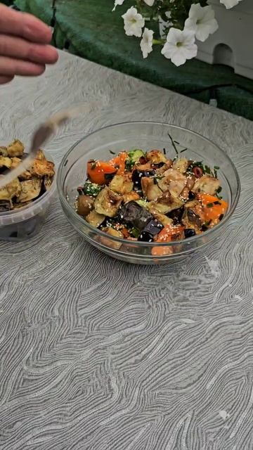 Летний, быстрый салат из баклажан