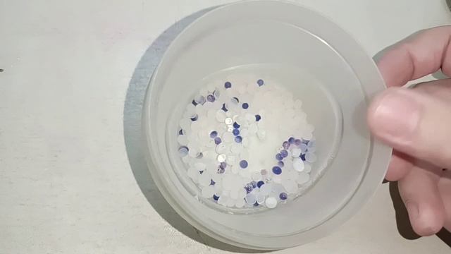 Силикaгелевый впитывающий наполнитeль для кошaчьего туалета.