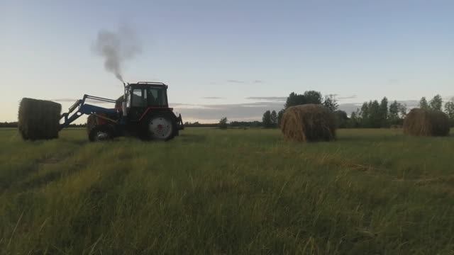 Сенокос 2025 Часть 2. НЕЛЁГКАЯ ЭТО РАБОТА, из болота тянуть РУЛОНЫ...