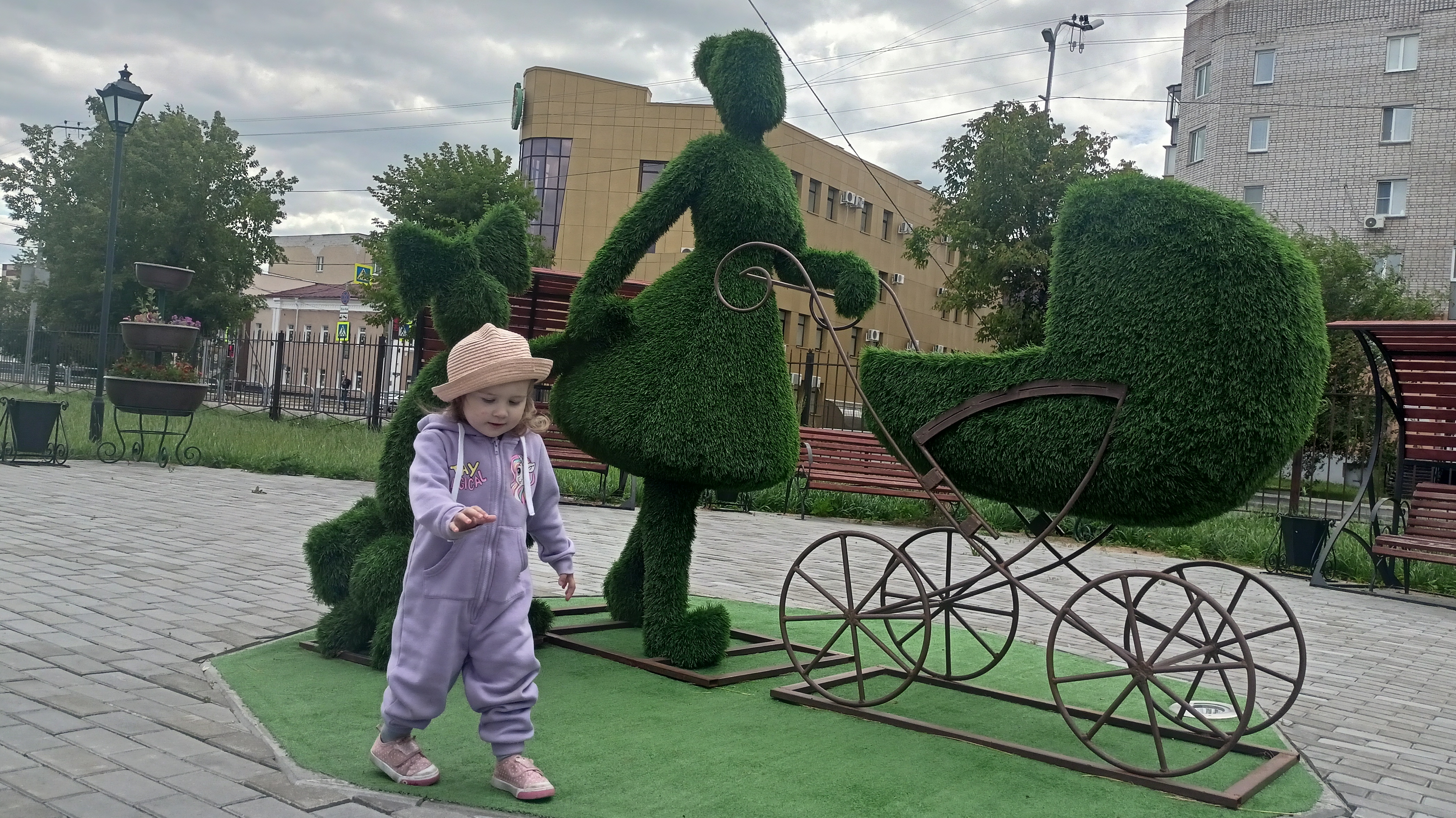 Близнецы возле роддома