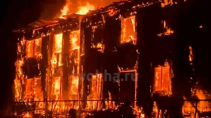 Горит здание бывшего вокзала в Охе — пожарные сдерживают пламя