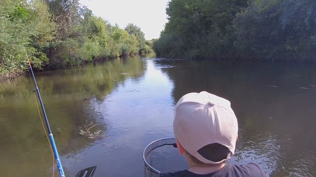 Рыбалка с Владиком на малой реке сплавом на кузнечика