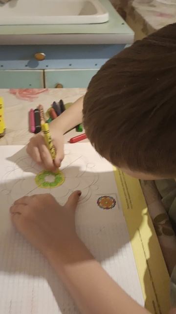 Котик раскрашивает орнамент video_20250720_150717