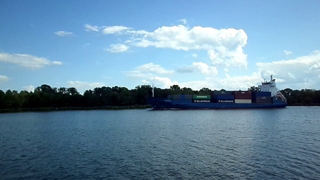 СУХОГРУЗ В СУДОХОДНОМ КАНАЛЕ