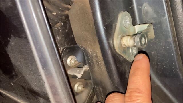дверь автомобиля закрывается со стуком! как исправить!