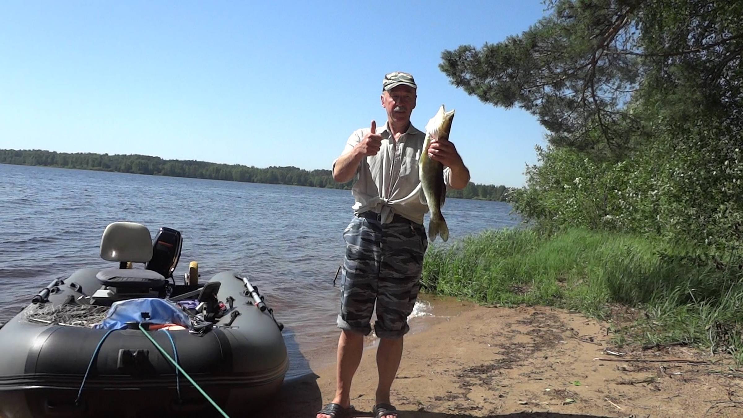 Лето на Вселуге . Жарим судака. Мест свободных на берегу мало.