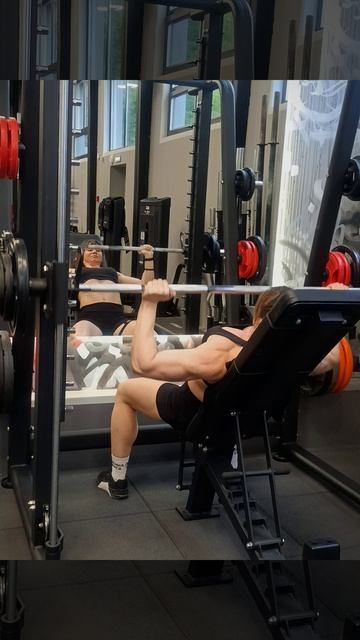 Жим лёжа в Смите на наклонной скамье.mp4