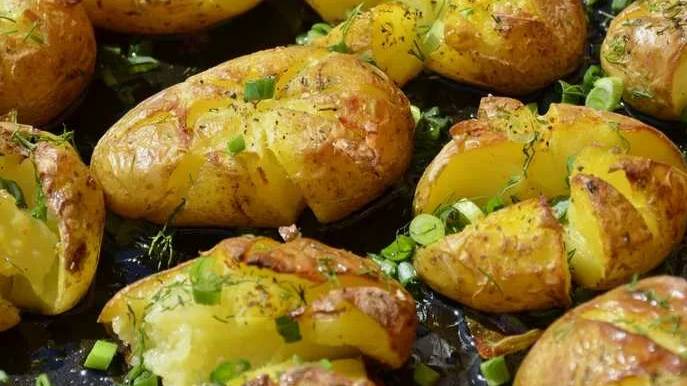 Картофель с топлёным маслом и специями.