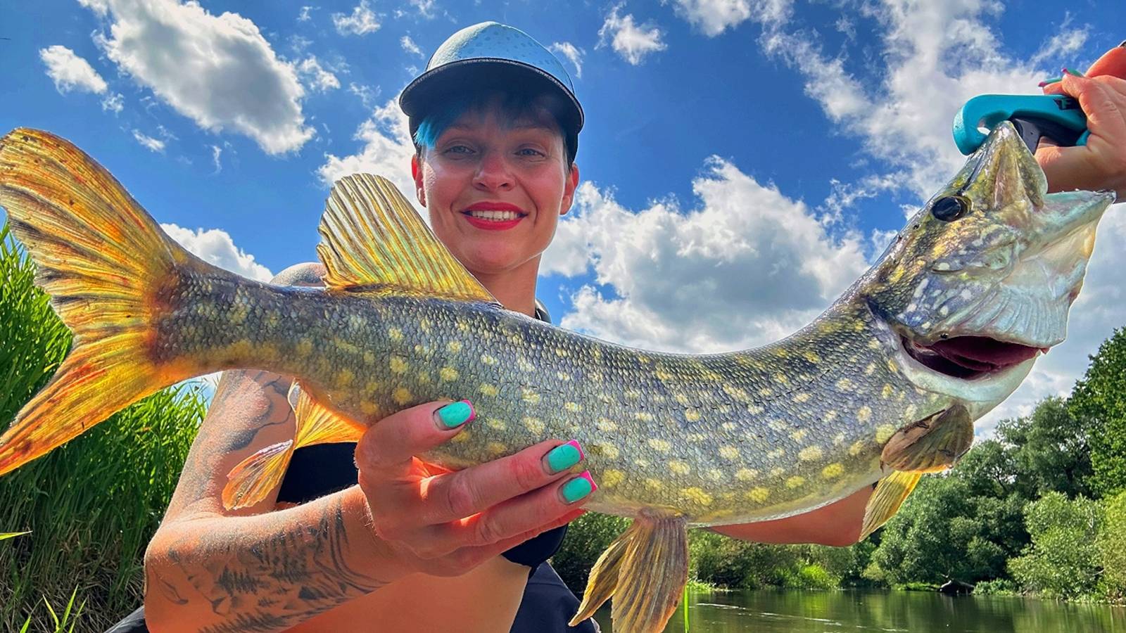 ЩУКА ЛЕТОМ 2025 на спиннинг. Рыбачу ОДНА В КАЯКЕ.