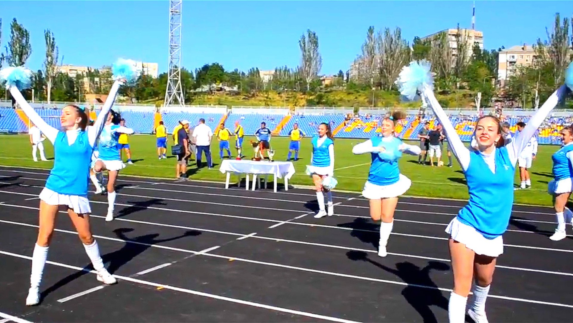 танец чирлидерш . у