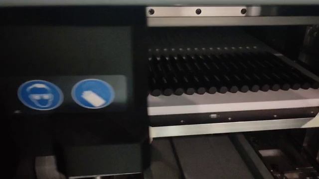 уф печать на черных ручках белым цветом Вашего логотипа на заказ Изготовление и нанесение логотип