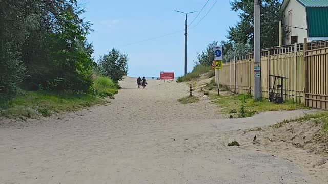 Анапа Кристалл Уют. Пионерский проспект, Кольцевая улица. Песчаный пляж. Табличка Купание запрещено!