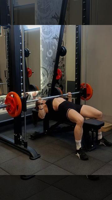 Жим лёжа в Смите на горизонтальной скамье.mp4