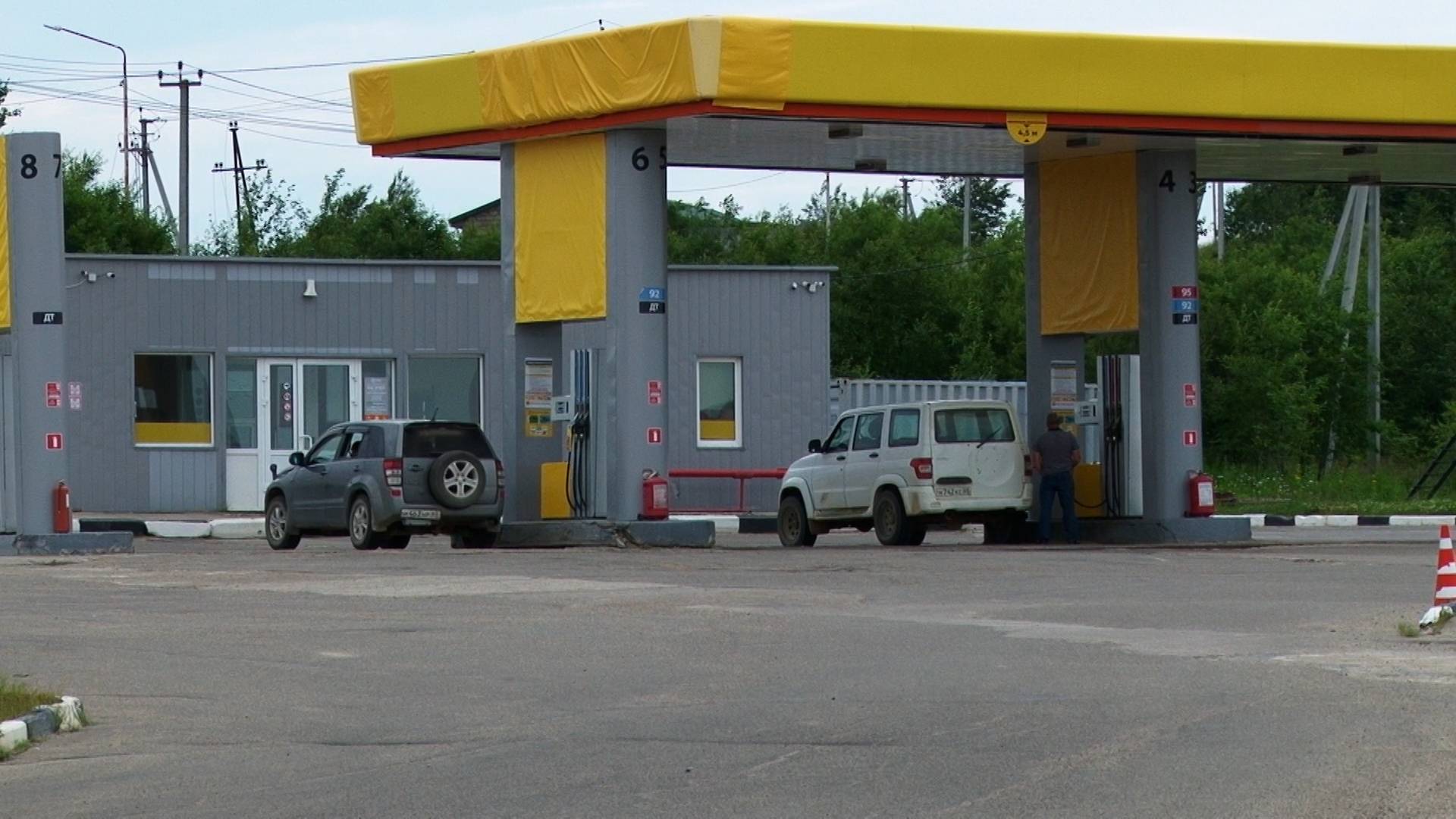 «Каждую неделю — по чуть-чуть»: что думают охинцы о росте цен на бензин?