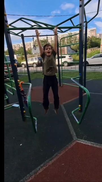 слабо раскачатся и допрыгнуть до турника?