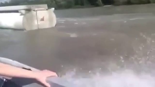 КАМАЗ ЕДЕТ ПО РЕКЕ) СМОТРЕТЬ ВИДЕО ПРИКОЛЫ