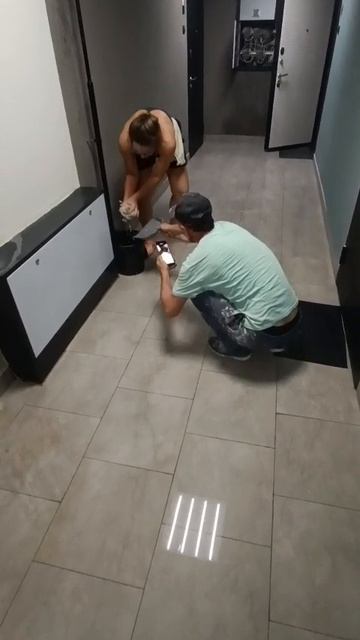 Дождь в лифте новостройки в Воронеже сняли на видео