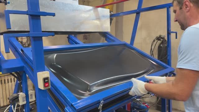 Сделали и испытали станок для изготовления пластиковых форм под производство бетонных памятников