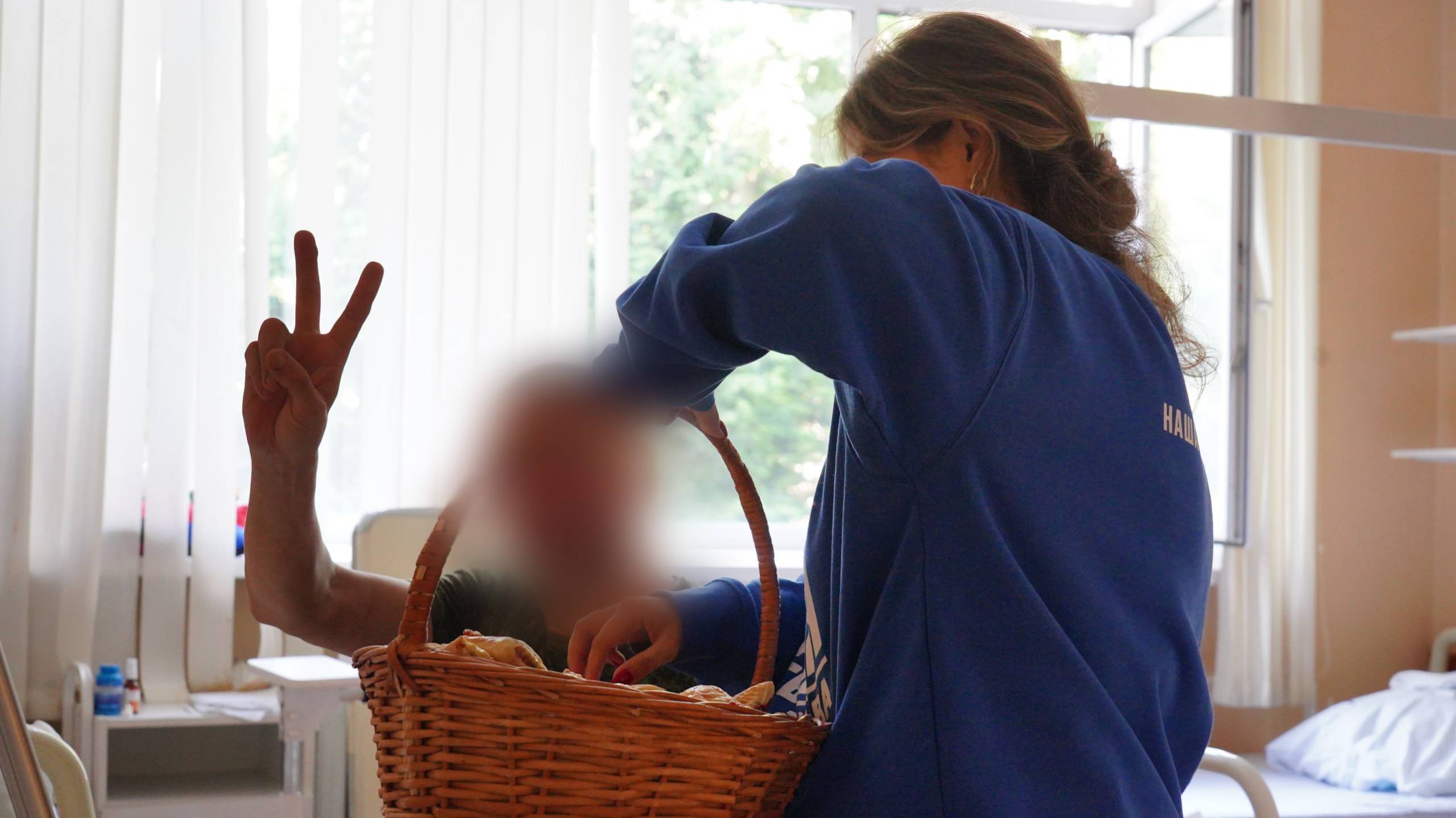 Активисты МГЕР Москвы передали в военный госпиталь сладкую выпечку