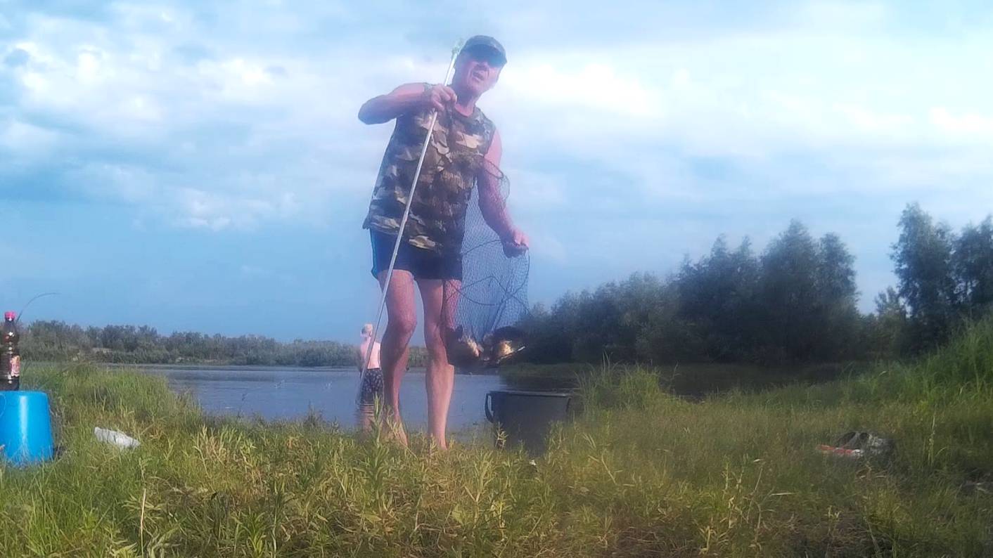 Первая рыбалка Максима на Ахтубе прошла на ура.